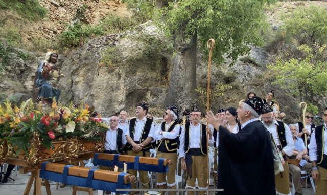 Agres volvió a aplaudir la tradicional 'Ambaixada del Pastoret' - COPE ...